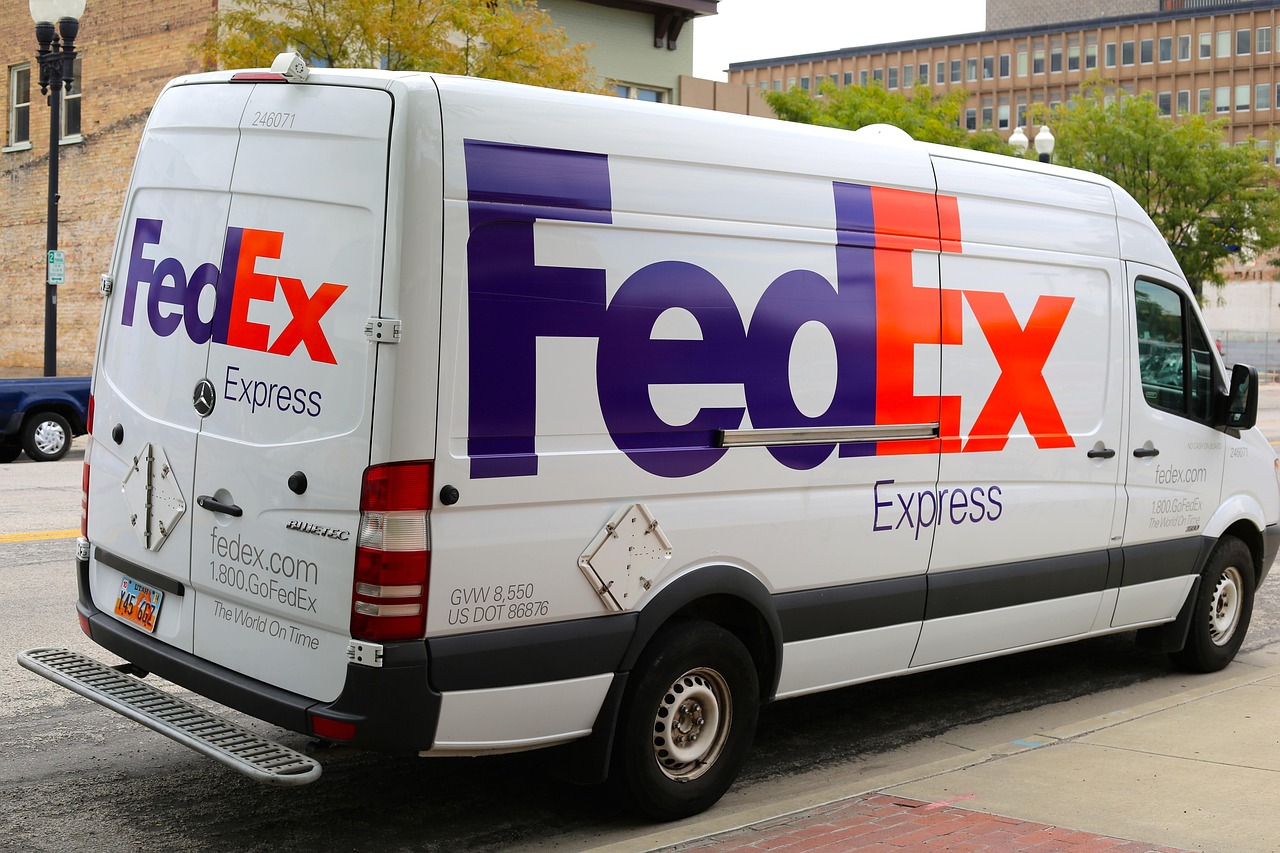 Express Courier from UAE: FedEx vs DHL vs UPS vs Aramex
